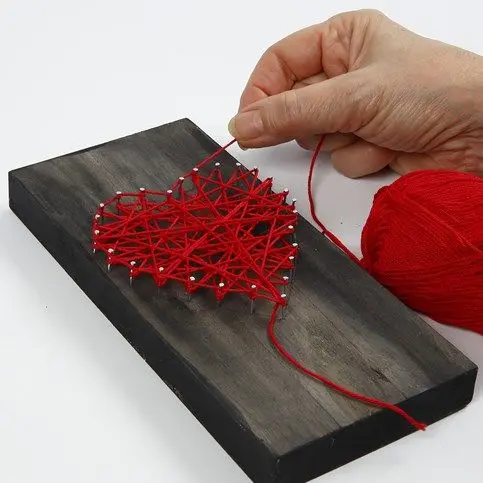 String art hart maken met wol en spijkers